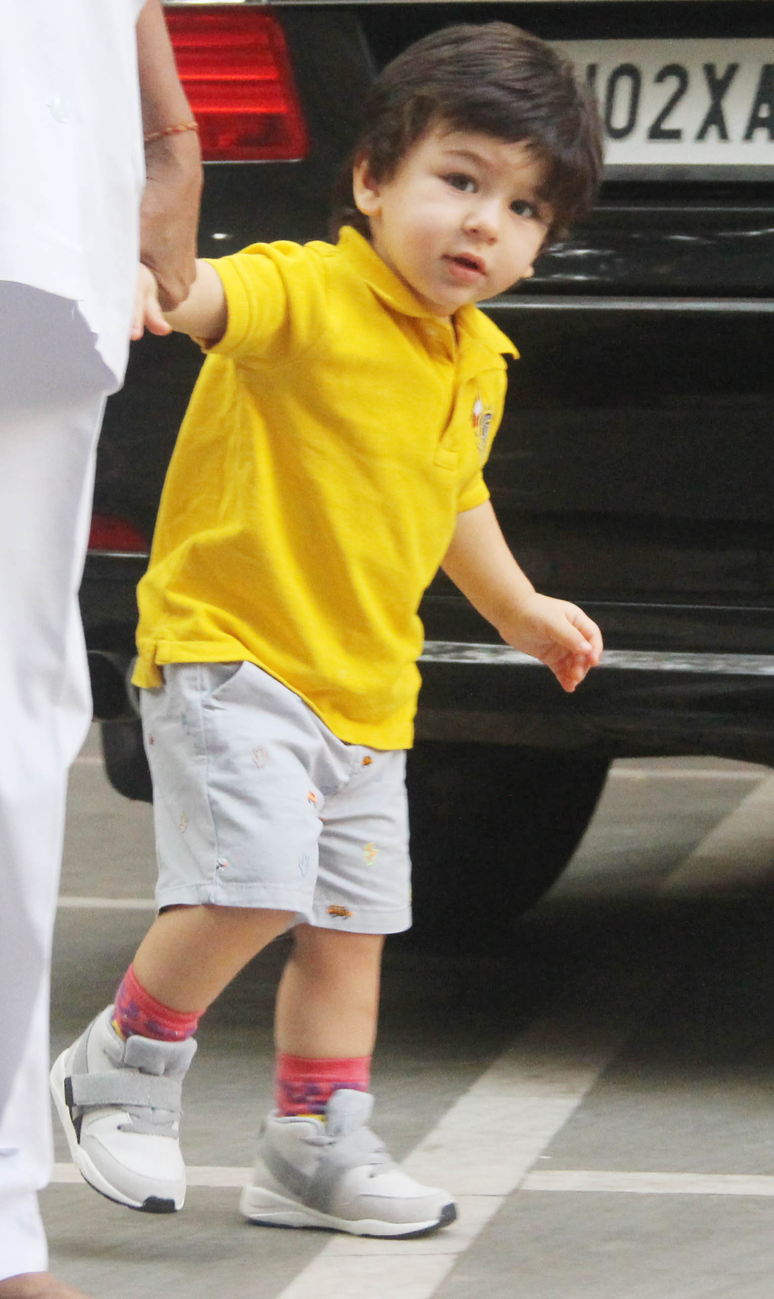 Taimur shines in yellow dress News in Malayalam: മഞ്ഞ ഉടുപ്പില് ...