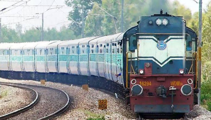 Netravati Express : Train Coaches separated from Engine... | News in ...
