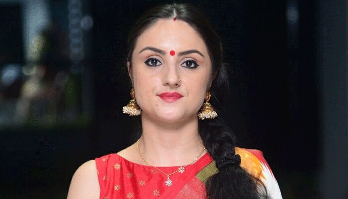 Shade of red... Paris Laxmi's stunning photoshoot in red attire ...