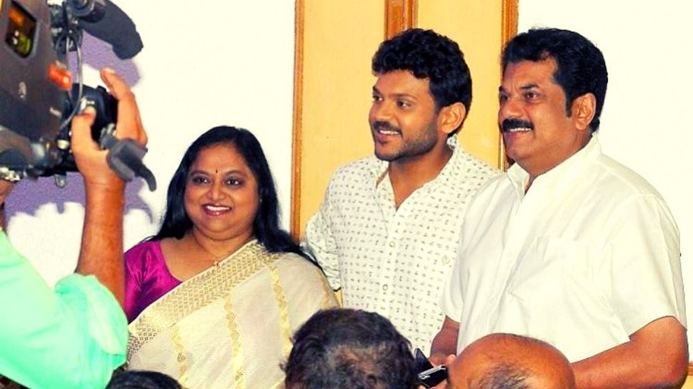 Mukesh First Wife Saritha Commenting about Mukesh Methil Devika Divorce ...