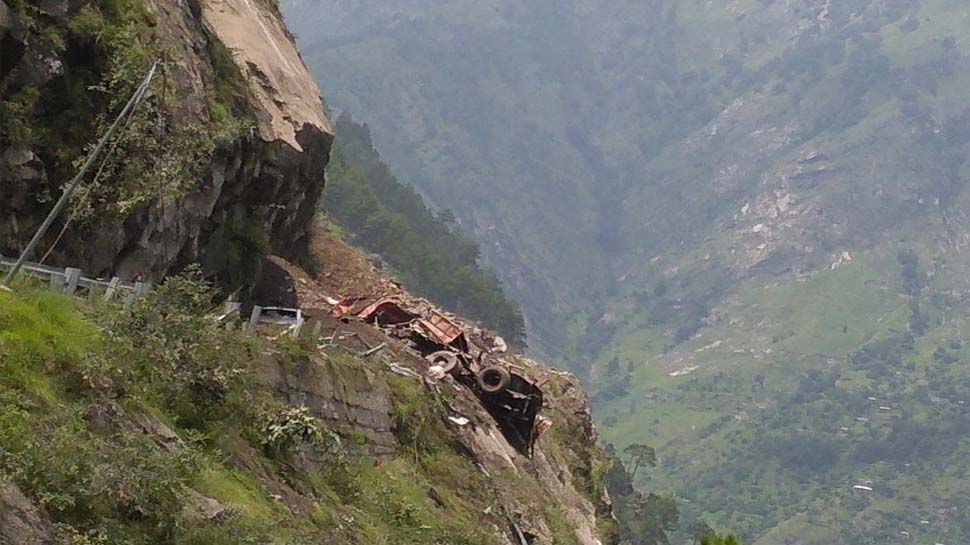 Himachal Pradesh Landslide Several feared buried as some vehicles trapped under debris after ...