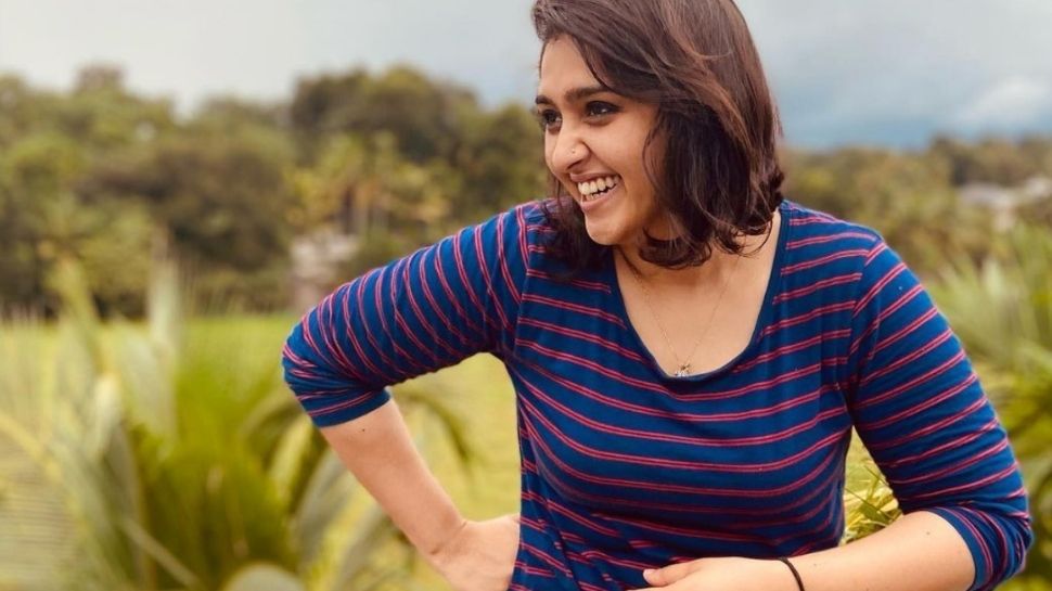 Actress Sanusha Santhosh Latest Photoshoot in a blue line t shirt Goes ...
