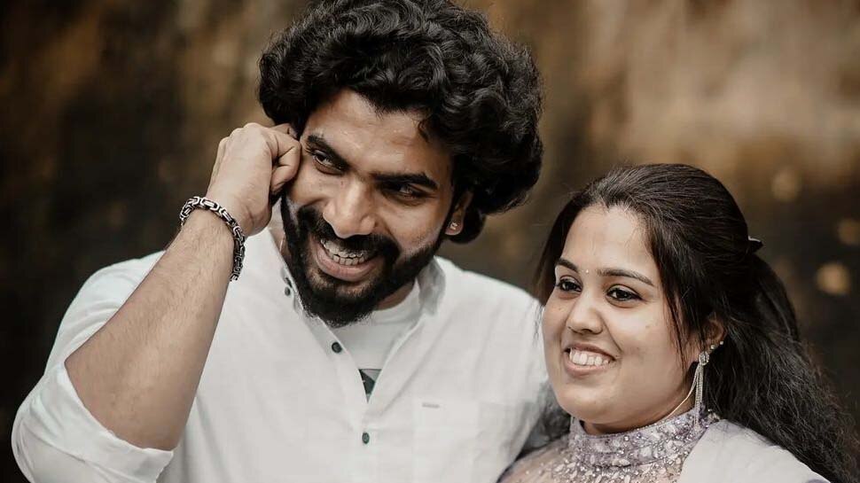 Bigg Boss star Anoop Krishnan shares romantic photos with his fiance ...