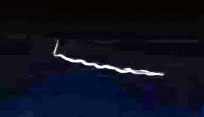 Viral Video: Snake fell from 'sky', people ran away in fear surprising ...