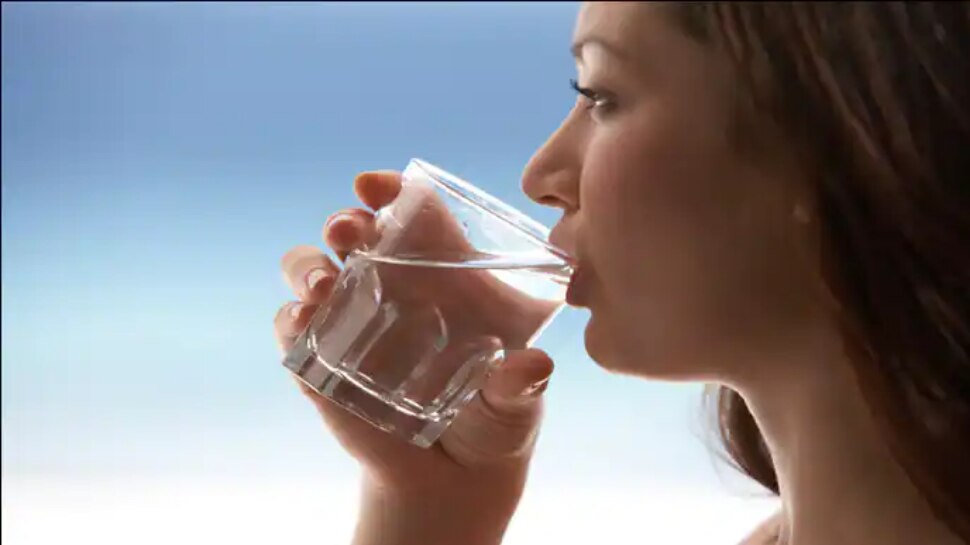 side effects of drinking excess water know what is water poisoning ...