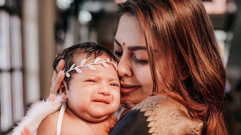 Anusree looking beautiful with baby Anjalena jobin on her baptism ...