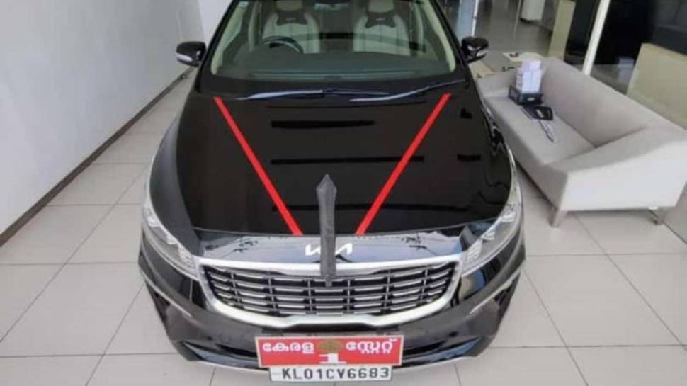 Chief Minister Pinarayi Vijayan's new Car KIA Carnival Lemousine ...