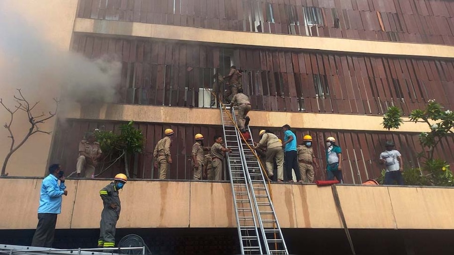 Lucknow Fire 2 dead 15 injured as fire breaks out in Hazratganj's ...