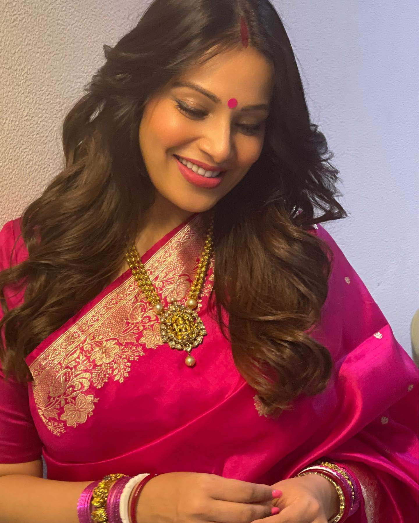 Bipasha Basu Baby Shower pics Sexy Bipasha look beautiful in pink ...