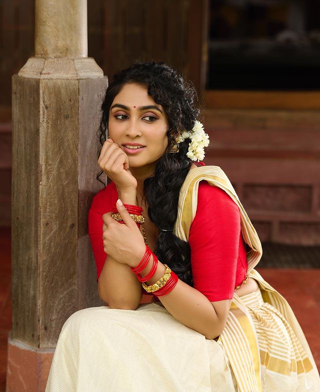 Deepti Sati latest photoshoot in ethnic dress pictures went viral ...