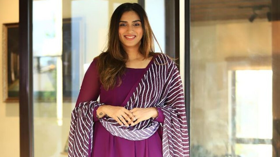 Malavika Jayaram latest photoshoot in purple colour outfit see pictures ...