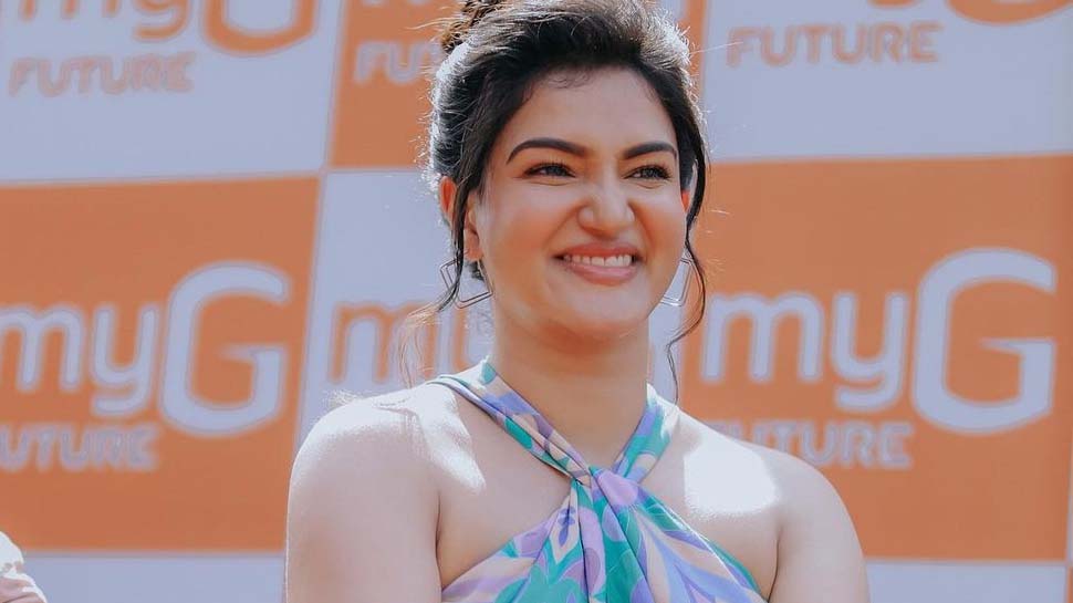 Honey Rose Hot and glamarous photoshoot went viral in social media ...