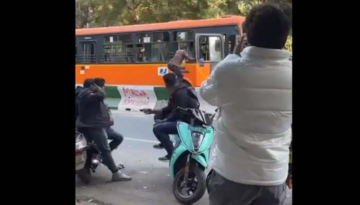 Viral Video of DTC Bus Driver Google trending video of Delhi Bus driver ...