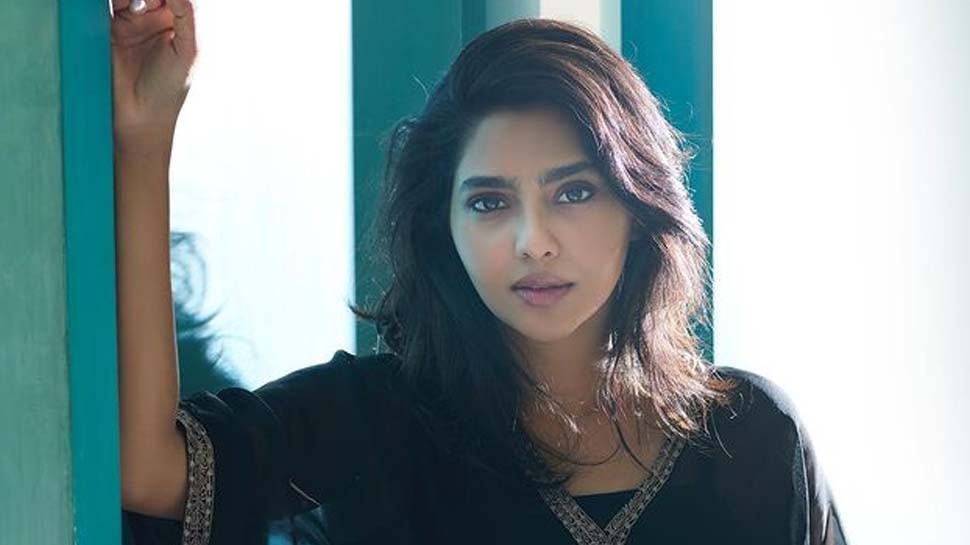 Aiswarya Lekshmi looking extremely stylish in balck dress photoshoot ...