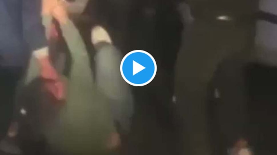 Viral Video School Girls Fight in The Middle Busy Road With Sticks ...