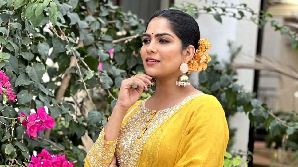 Swasika Vijay looking stylish in yellow drama photos went viral in ...