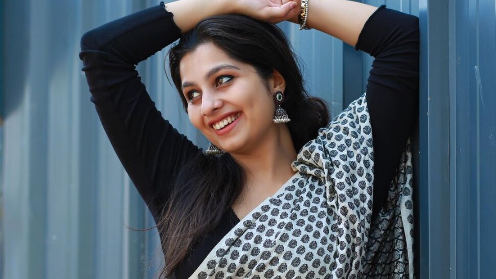 Niranjana Anoop looking extremely beautiful in retro style see photos ...