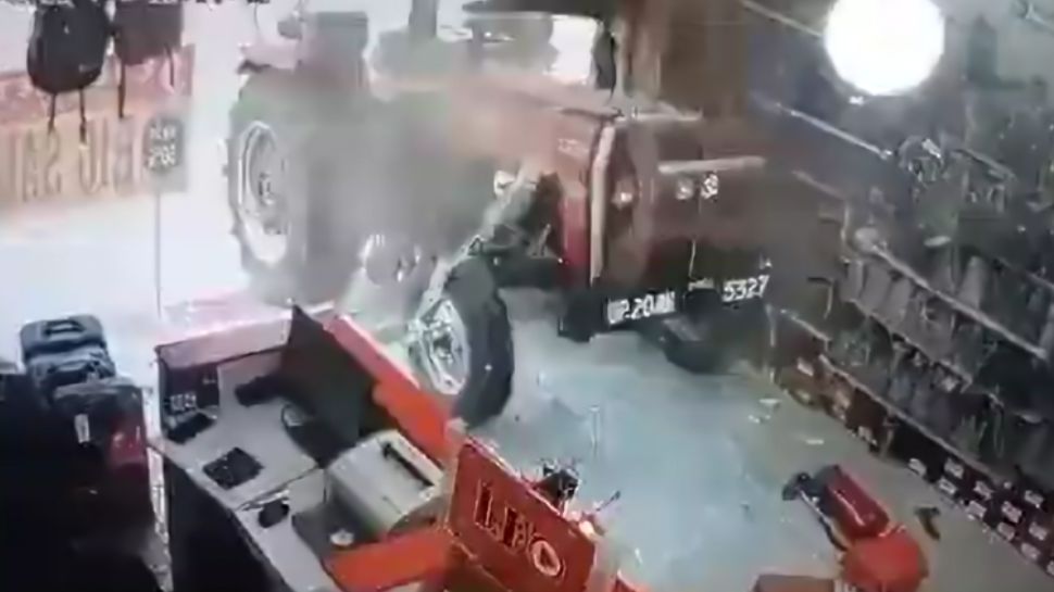 Viral Video of 'Haunted Tractor', which starts on its own and breaks ...