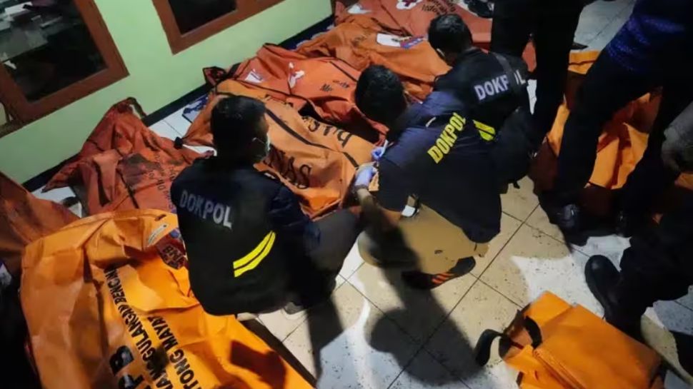 Indonesia Fire At Oil Storage Depot In Jakarta Kills 17 Thousands ...