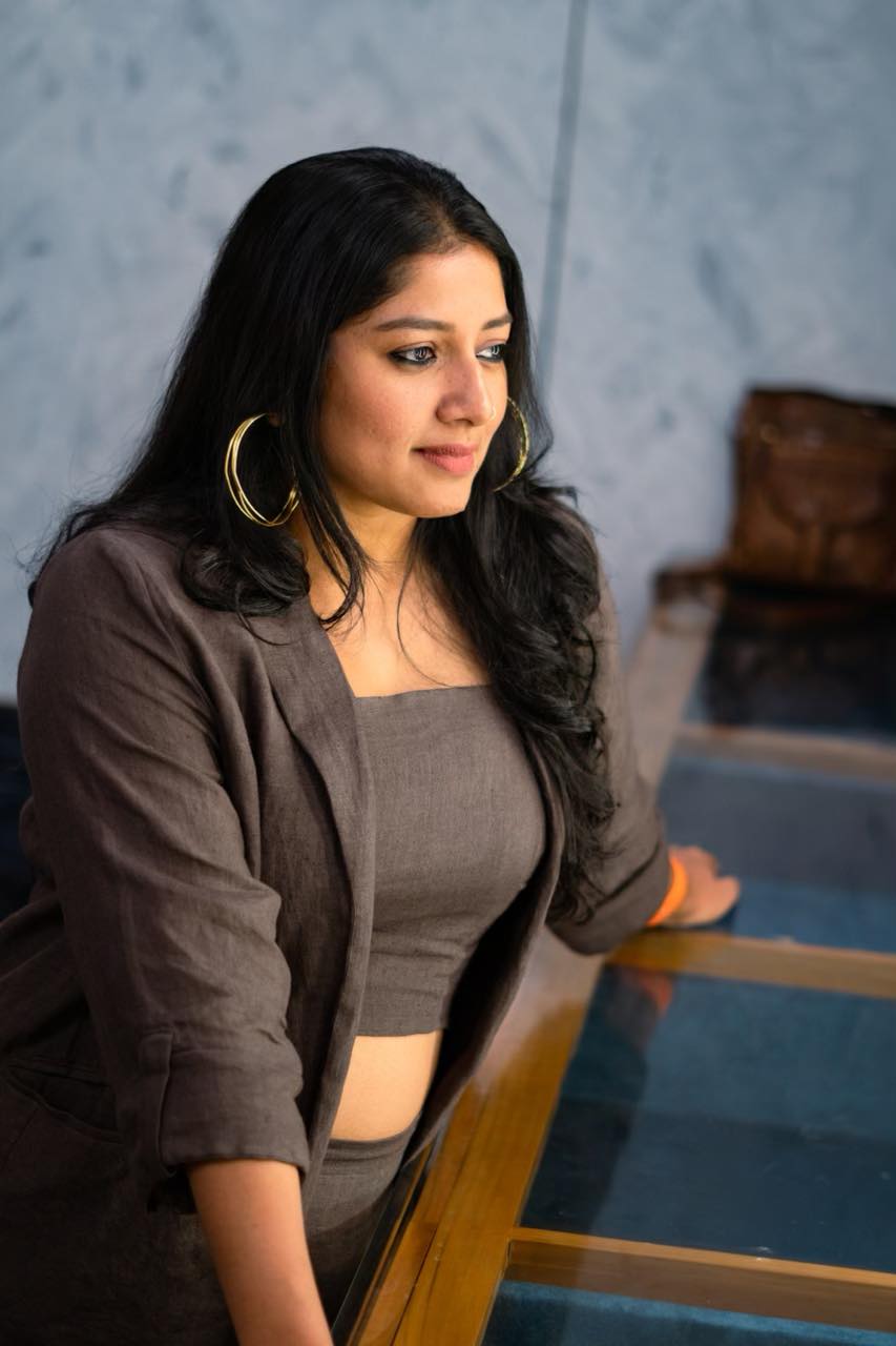 Actress Anumol in New Outfit Cute Look | കോട്ടിട്ട ലുക്കിൽ അനുമോളുടെ ...