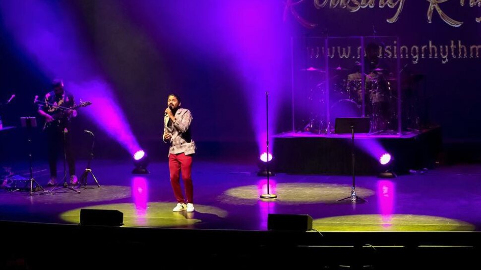 Singer Vidhu Prathap at Toronto for a music event see pics ...