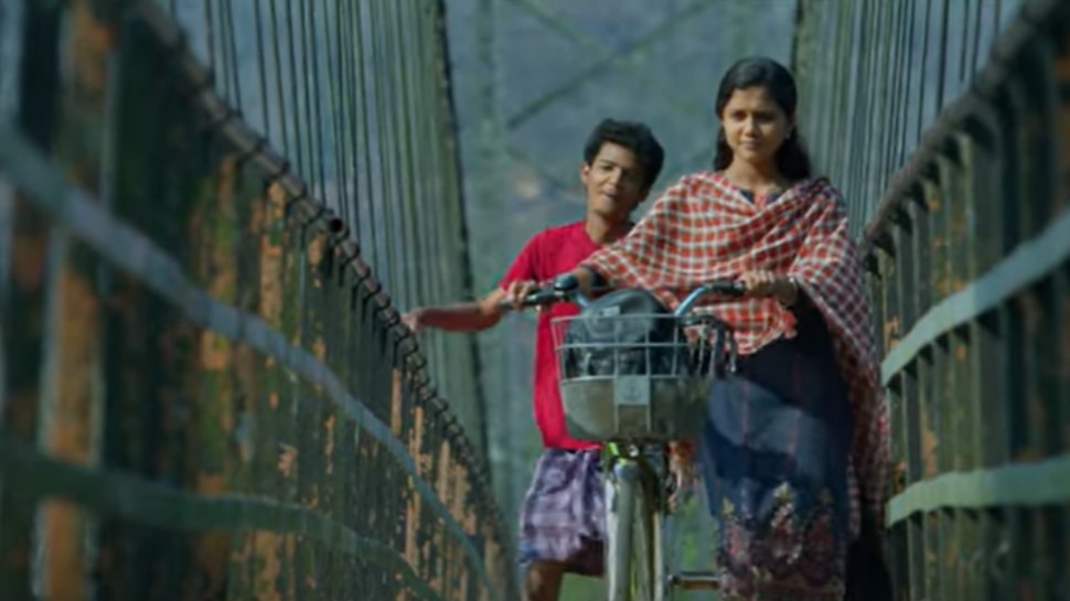 Pappachan Olivilanu Movie song kayyethum doorath sung by vineeth ...