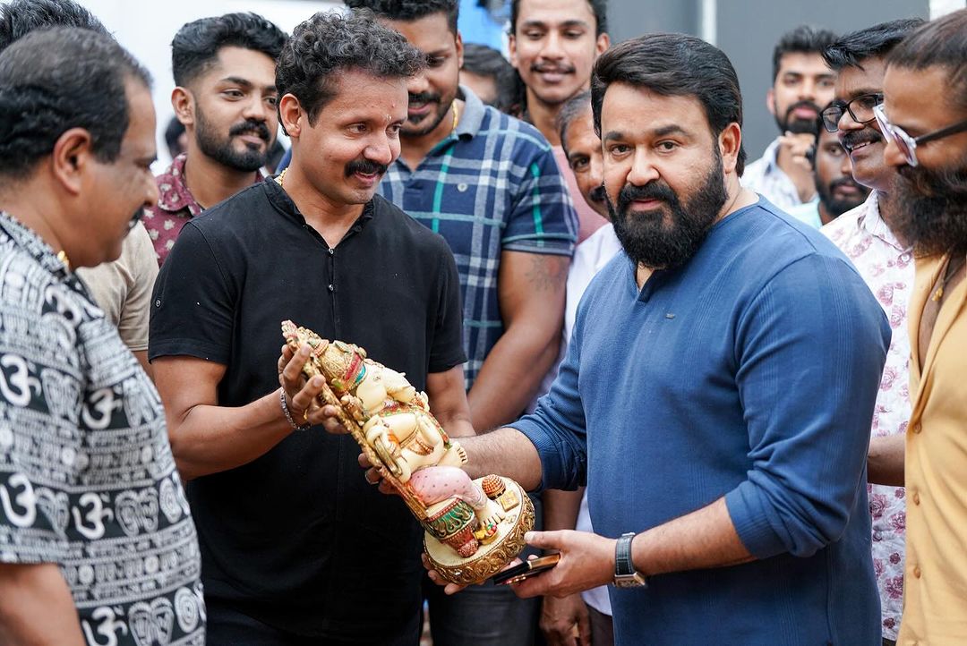Actor Mohanlal visited in jayasurya's Kathanar movie shooting set see ...