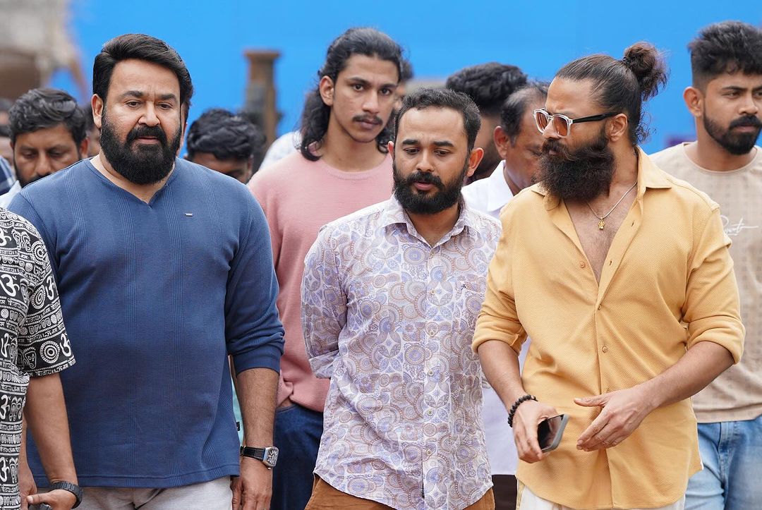 Actor Mohanlal visited in jayasurya's Kathanar movie shooting set see ...