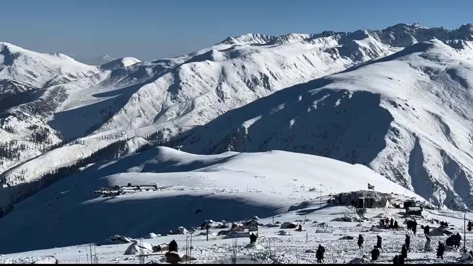Gulmarg like a snowy paradise as Tourists enjoys seasons inaugural ...