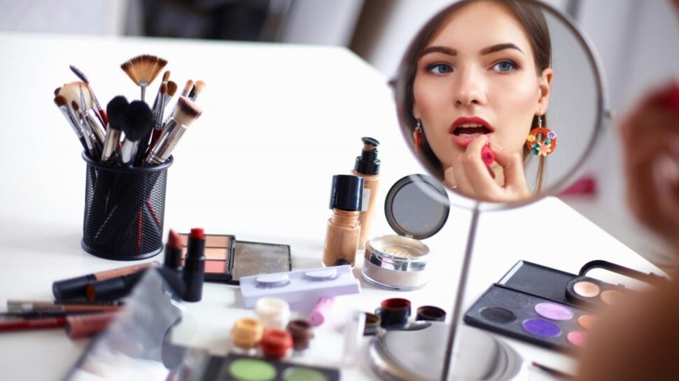 Viral News Young Lady In Agra Seeks Divorce Because Mother Law Using ...