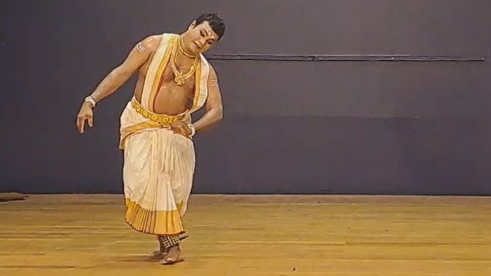 RLV Ramakrishnan Performed Mohiniyattam at Kalamandalam Koothambalam ...