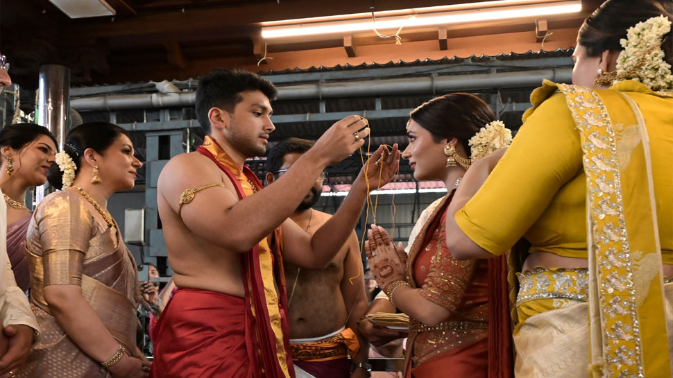 Actor Kalidas Jayaram Marries Tarini Kaloingarayar at Guguvayoor Temple ...