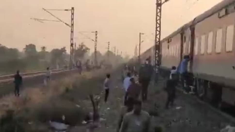 Maharashtra Train Accident-8 passengers killed after jumps out from Pushpak express | പുക കണ്ട് ...