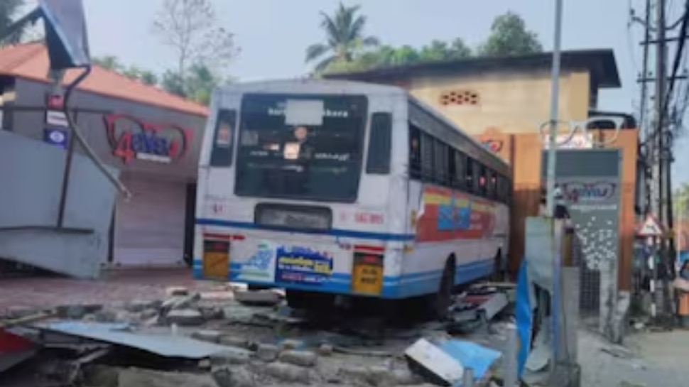 ksrtc bus driver dies heart attack while driving mavelikkara news bus ...